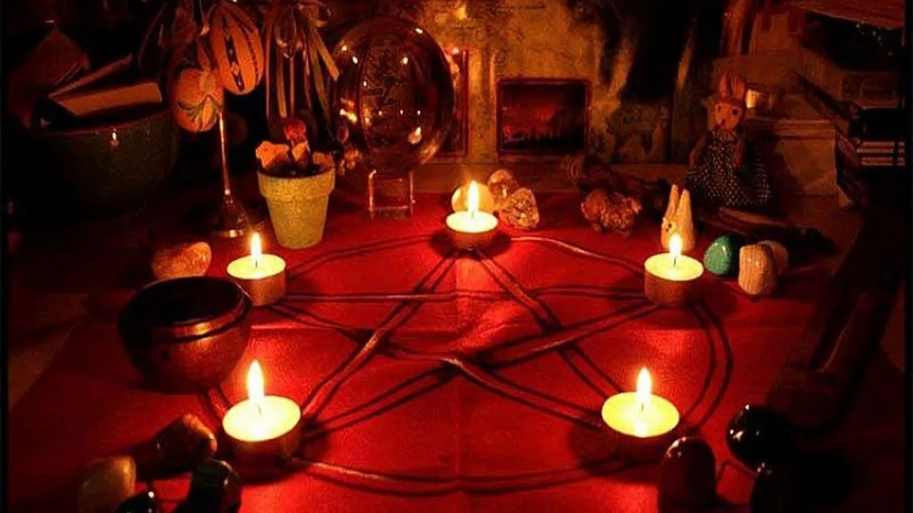 Black Magic on Girl प्रेयसीला आपलेसे करण्यासाठी जादूटोणा, मांत्रिकावर ...